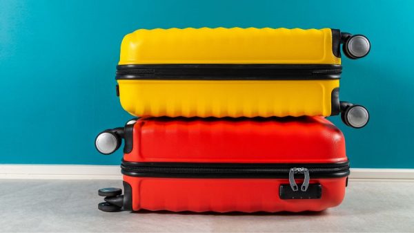 7 Cara Memilih Tas Koper yang Bagus & Kuat untuk Traveling